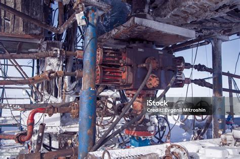 가스 우물 코일 튜브 설치 가스 구멍 스팟 방지제의 정밀 검사 석유 가스 산업 그룹 웰헤드 및 밸브 뼈 가스 밸브 가스 웰 고압 건설 기계류에 대한 스톡 사진 및 기타