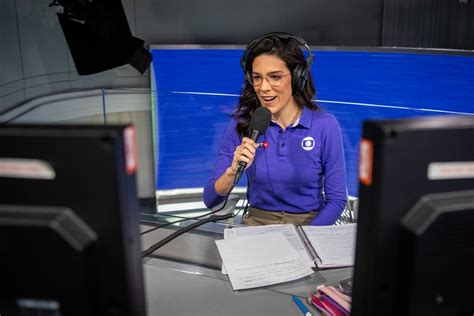 Primeira mulher a narrar jogos da Copa na TV aberta Renata Silveira é