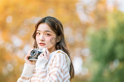 清新可爱美女拿相机拍照高清图片下载 正版图片501694798 摄图网