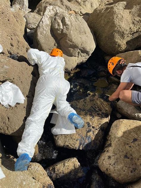El Vertido Del Buque Semihundido En Gibraltar Llega De Nuevo A La Costa