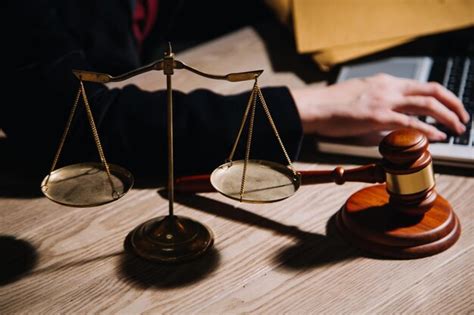 정의 및 법률 개념남성 판사는 망치로 컴퓨터 작업을 하고 키보드 안경을 아침 햇살에 탁자에 고정합니다 프리미엄 사진