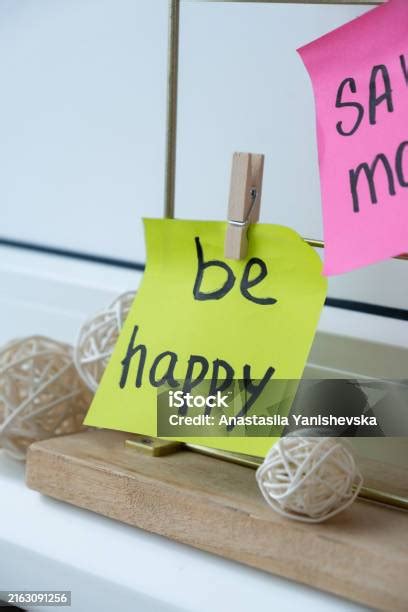 Be Happy 웰빙 목표는 액션 보드에 다채로운 스티커 메모에 새해 결심을 표시합니다 새해 다짐 목표 세우기 꿈의 해 12월 31일에 대한 스톡 사진 및 기타 이미지