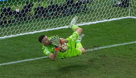 卡達世界盃／阿根廷球迷把門將 Emiliano Martinez 不雅動作刺身上，這刺青不會後悔嗎？ Juksy 街星