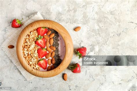 나무 음료수 그릇 테이블에 모듬된 재료입니다 건강 한 채식 요구르트 생 과일 견과류와 곡물과 영양가 있는 아침 식사 0명에 대한 스톡 사진 및 기타 이미지 Istock