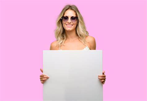 빈 광고 배너 광고 제공 또는 발표 큰 종이 판에 대 한 좋은 포스터를 들고 심장 모양으로 선글라스를 착용 하는 젊은 여자 간판에 대한 스톡 사진 및 기타 이미지 Istock