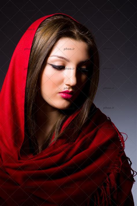 عکس دختر زیبا با آرایش صورت و شال قرمز در پس زمینه مشکی عکس با کیفیت