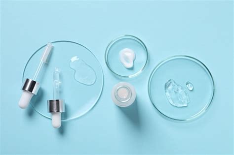 화장품 세럼 샘플 병 및 피펫이 있는 페트리 접시 하늘색 배경 평평하게 누워 있습니다 0명에 대한 스톡 사진 및 기타 이미지