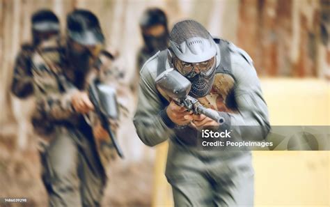 모험 페인트 볼 및 스포츠 표적 및 슈팅 게임을 위해 현장에있는 사람들과 함께하는 액션 전쟁 군인 및 군대 군대 및 경쟁 훈련을 위해 위장을 하고 노는 남자 게이머와