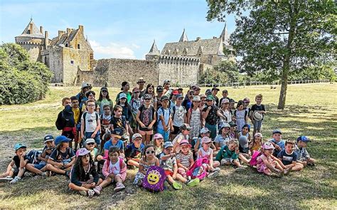 À Melrand les écoliers de G L Guilloux en visite au château de