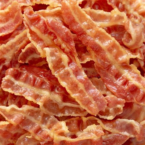 Bacon Frito Crujiente Sobre Un Plato Blanco En La Parte Superior Del Fondo Negro Sobrecarga De