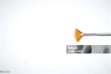 그리기 도구 화이트에 행에 더러운 페인트 브러쉬 세트 절연 배경 복사 공간 평면도 공예에 대한 스톡 사진 및 기타 이미지