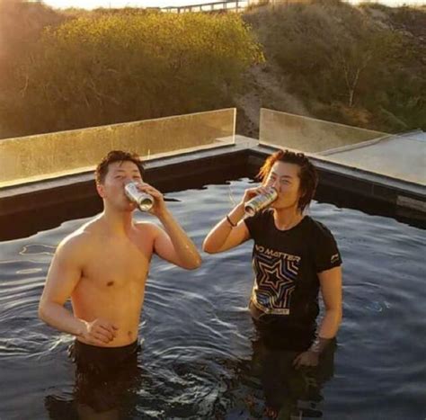 丁宁马龙泳池吹瓶庆祝夺冠 网友直呼好酒量