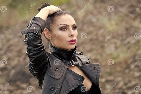 Девушка фотомодели красоты фасонируйте взгляд Женщина в куртке Стоковое