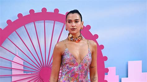 Dua Lipa elle fait monter la température en tanga sexy et robe