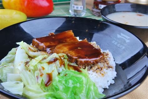 梅菜烧肉盖饭中国菜系食品餐饮摄影汇图网