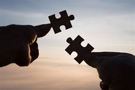 실루엣 여자 손에 몇 연결 퍼즐 조각 일출 비즈니스 솔루션 목표 성공 목표 및 전략 개념에 대 한 2명에 대한 스톡 사진 및 기타 이미지 Istock