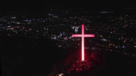 Кръстът над Благоевград засия в различни цветове на Великден Новини