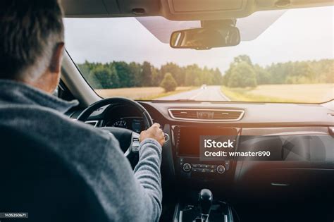 햇빛이 비치는 시골 길에서 차를 운전하는 남자 후면보기 운전하기에 대한 스톡 사진 및 기타 이미지 운전하기 차 도로 Istock