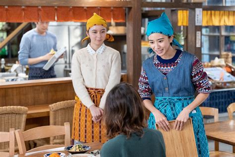 連続テレビ小説「ちむどんどん」第23週は「にんじんしりしりーは突然に」。ちむどんどんにて。左から矢作（井之脇海）、歌子（上白石萌歌）、清恵（佐