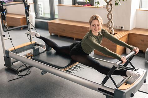 Proffesional 아름다운 슬림 백인 여자는 현대 스튜디오에서 스트레칭 운동을하고있다 30 34세에 대한 스톡 사진 및 기타 이미지 30 34세 가냘픈 건강한