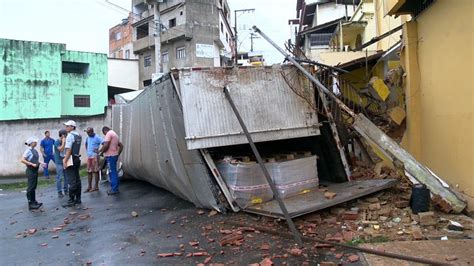 Caminhão desce ladeira desgovernado e bate em casa em Cariacica ES