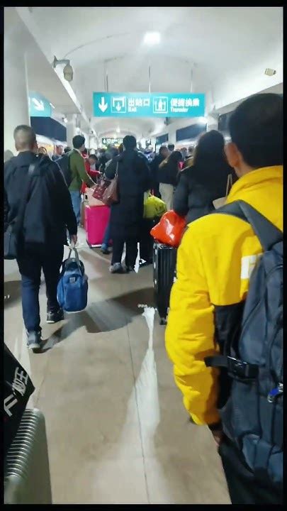 通宵站着10多个小时回城，只为了卑微＂的活着，相关部门的大老爷们为什么不临时增加一下火车，为什么一个火车售卖这么多无坐车票，最关键的是站票和