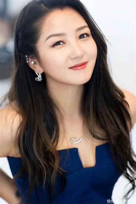 娱乐圈又曝大瓜：二字女歌手被男友捉奸，和大叔型演员化妆间亲热