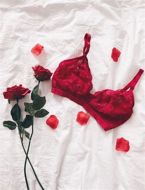 30 Sexy Valentines Day Photoshoot Ideas 2023 Chic Boudoir Photo