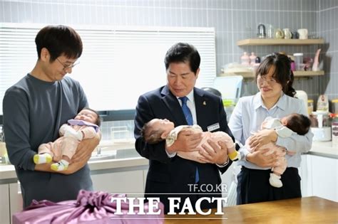 ‘시골 마을에 세쌍둥이 경사공영민 고흥군수 축하 선물 전달 전국 기사 더팩트