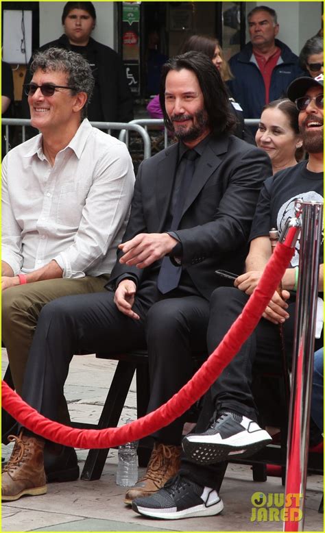 Photo Keanu Reeves Halle Berry Hand Footprint Ceremony 09 Photo