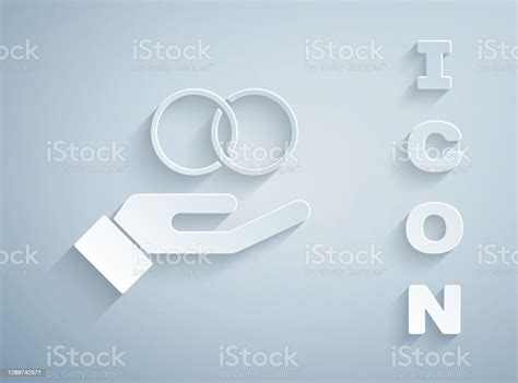 회색 배경에 격리 된 용지 컷 웨딩 링 아이콘 신부와 신랑 보석 기호 결혼 기호 다이아몬드 링 종이 아트 스타일 벡터 0명에 대한 스톡 벡터 아트 및 기타 이미지 Istock