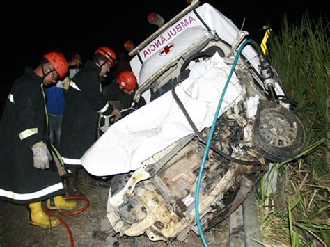 G1 Motorista morre e grávida fica ferida em batida ambulância na