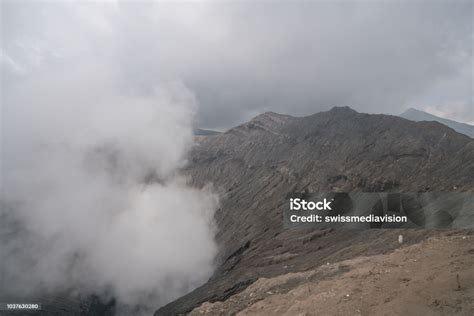 마운트 브로 모 국립 공원 Cemoro Lawang 마동쪽 자바 인도네시아 아시아에서 증기와 화산 브 분화구 가장자리 여행