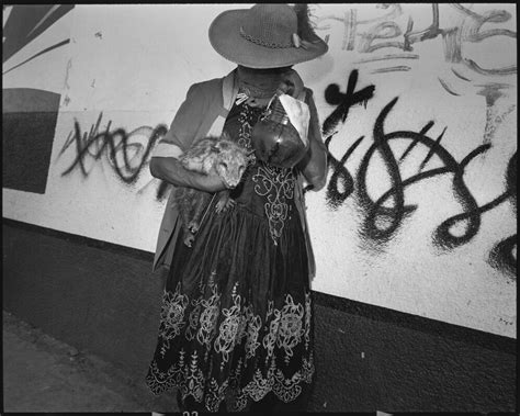 Мужчина одетый как женщина с опоссумом фестивальный парад Заачила Мексика 2007 г Фотограф