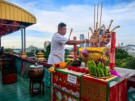 ขออนุโมทนาบุญกับสาธุชนผู้มีจิตศรัทธาทั้ง ๑๓๒ ครอบครัว ที่ได้ร่วมบุญสร้างโคมประทีปมงคล สำหรับ