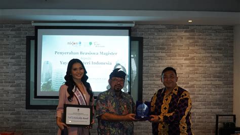 Penyerahan Beasiswa Magister Ilmu Komunikasi Umn Kepada Puteri