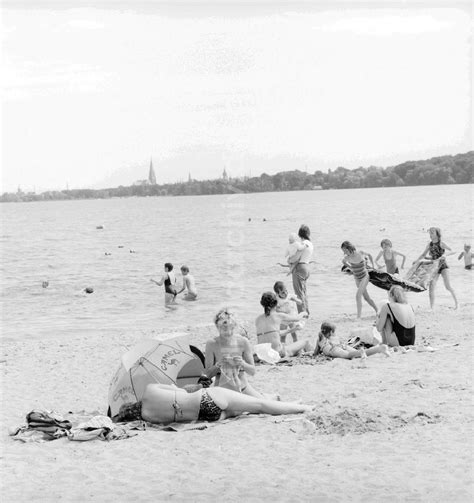Ddr Fotoarchiv Schwerin Badegäste Und Urlauber Am Strand Des
