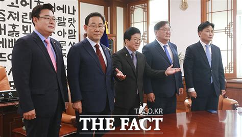 Tf사진관 본회의 앞두고 어렵게 다시 만난 여야 원내대표 포토 기사 더팩트