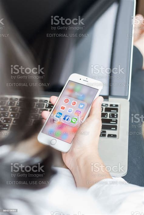 사람들이 디지털 40 라이프 스타일에 대 한 모바일 인터넷 네트워크 컴퓨터 기술로 아이폰 7 화면 스마트폰 소셜 미디어 애플 리