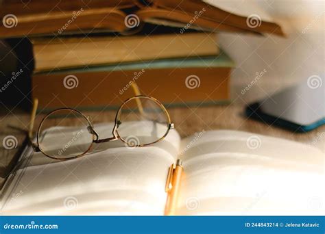 телефон и книги стоковое фото изображение насчитывающей чтение 244843214