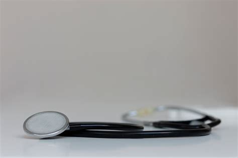 검은 튜브가 있는 청진기는 내과 의사의 캐비닛에 있는 흰색 배경에 있습니다 0명에 대한 스톡 사진 및 기타 이미지 0명 Screening 건강 검진 Istock