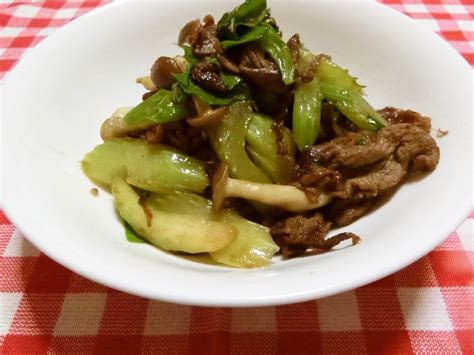 牛肉とセロリのオイスターソース炒め By ももいろさくら 【クックパッド】 簡単おいしいみんなのレシピが357万品