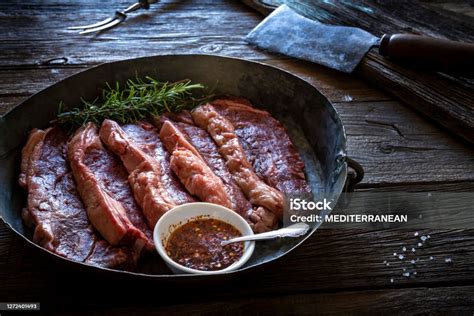스트립 스테이크는 또한 최고 허리 또는 정육점 칼 소스와 로즈마리와 함께 스테이크 를 새로 0명에 대한 스톡 사진 및 기타 이미지 0명 건강한 식생활 고기 Istock