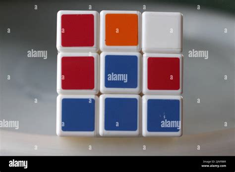 Le cube de Rubik sur fond noir Rubik s Cube inventé par un architecte