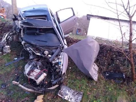 На Закарпатье пьяный водитель на Volkswagen врезался в остановку