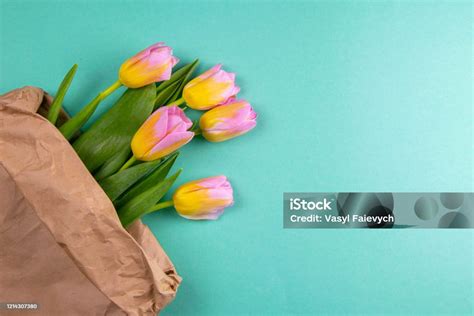 ミントの背景に茶色の紙袋に黄色のチューリップの花束 まぶしいのストックフォトや画像を多数ご用意 まぶしい ウクライナ カラフル