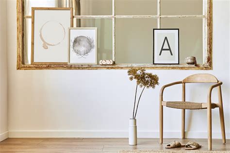 디자인 나무 의자 장식 말린 꽃 오래된 창에 포스터 프레임을 모의 책과 가정 장식에 우아한 액세서리와 현대적인 스타일의