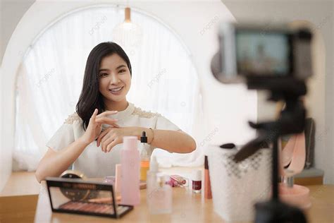 Tutorial Tata Rias Langsung Oleh Vlogger Profesional Dan Penata Rias