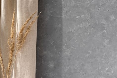 빈 회색 콘크리트 벽 베이지색 린넨 커튼 태양 빛 그림자가 있는 마른 잔디 중성적인 색상의 미적 자연 인테리어 배경 지속 가능한