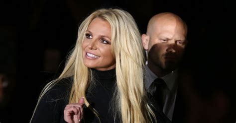 Britney Spears Gaat Letterlijk Met De Billen Bloot Op Het Strand Flair